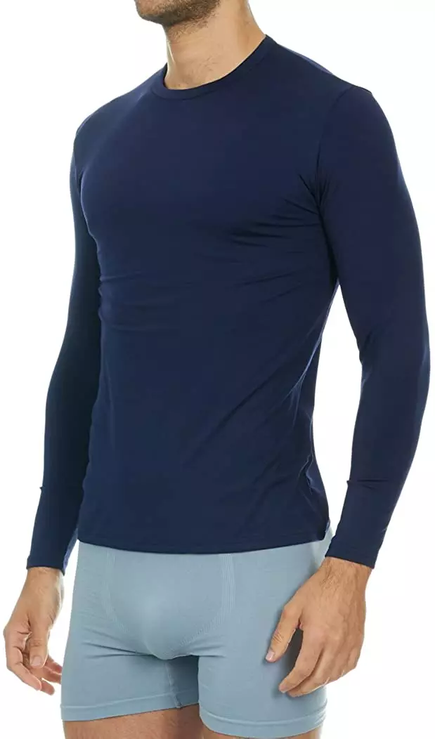 Moški nosi modro kompresijsko osnovno plast termo majice Thermajohn