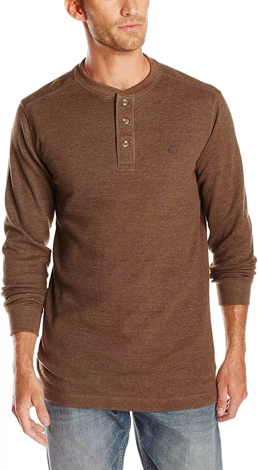 Moški nosi rjavo majico Wolverine Walden Thermal Henley, najboljšo moško termo majico