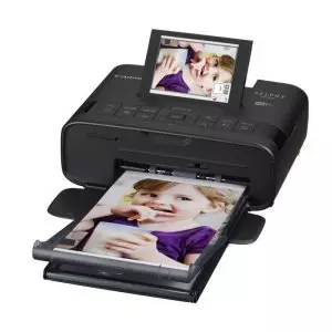 Ein Canon Mini-Fotodrucker mit LCD-Bildschirm, der ein Foto eines jungen Mädchens beim Essen zeigt. Der Drucker druckt dasselbe Foto auf die Vorderseite des Bildes