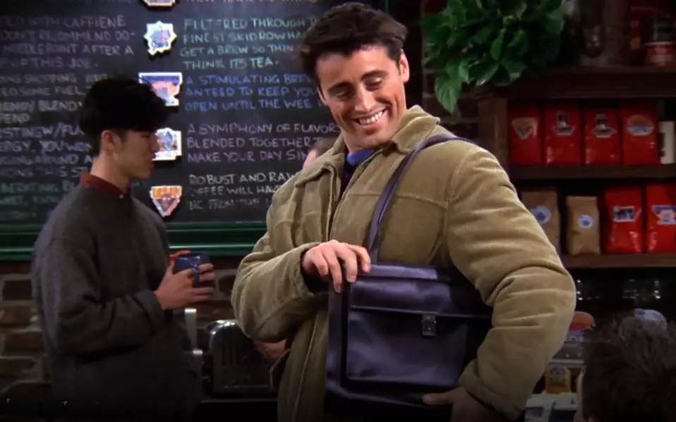 joey ໃສ່ purse ໃນ a