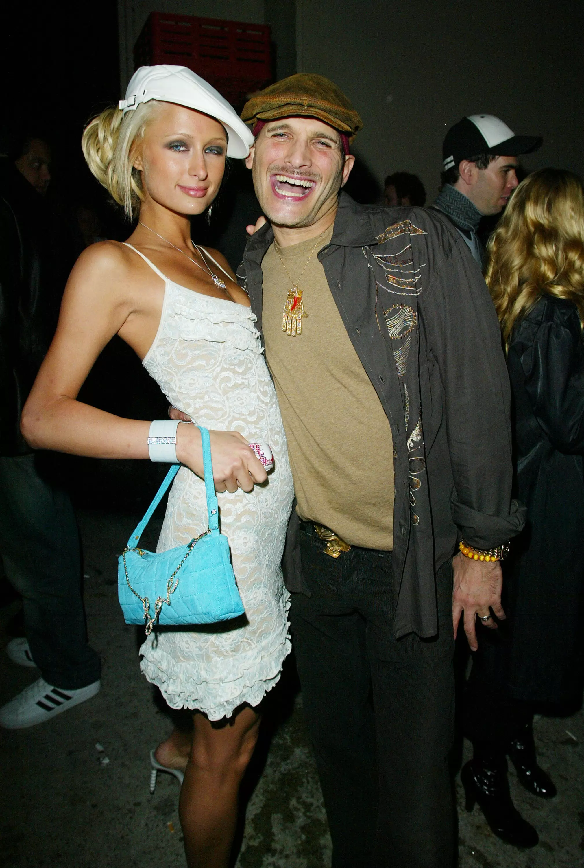 Paris Hilton (L) deltar i Motorola-festen 2003 i Los Angeles.