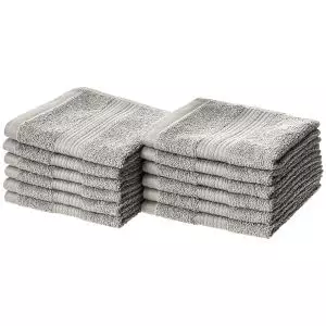 ສອງ stacks ຂອງ amazonbasics washcloths ໃນພື້ນຫລັງສີຂາວ