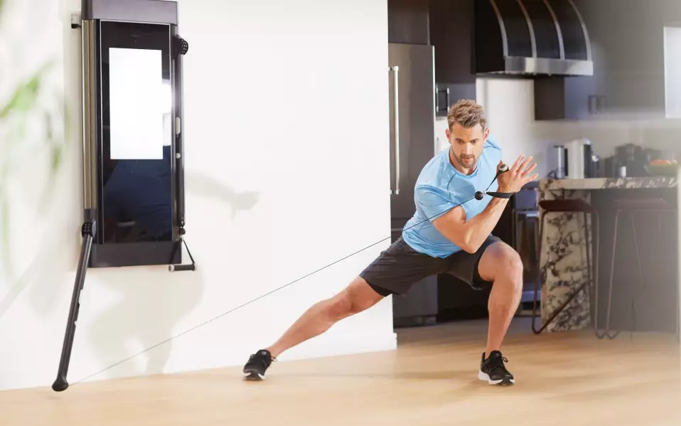 L'home fa exercicis amb Tonal Home Gym