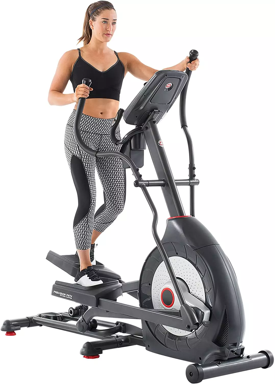 عورت Schwinn Fitness 430 Elliptical استعمال کرتی ہے۔ بہترین گھریلو جم مشینیں۔