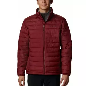 Um homem vestindo uma jaqueta de jaspe vermelho