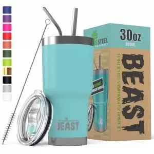 the beast kaffee-reisebecher mit stählernen strohhalmen und einem deckel neben seiner box in der farbe blaugrün auf weißem hintergrund