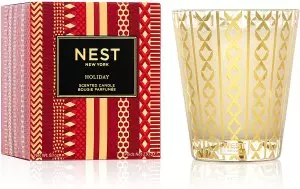 NEST Fragrances Classic Candle in Holiday — labākās dāvanas kolēģiem