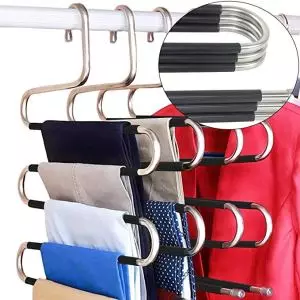 i modi migliori per organizzare le grucce dei pantaloni dell'armadio