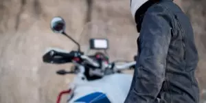 марде дар тан куртаи мотоциклдор