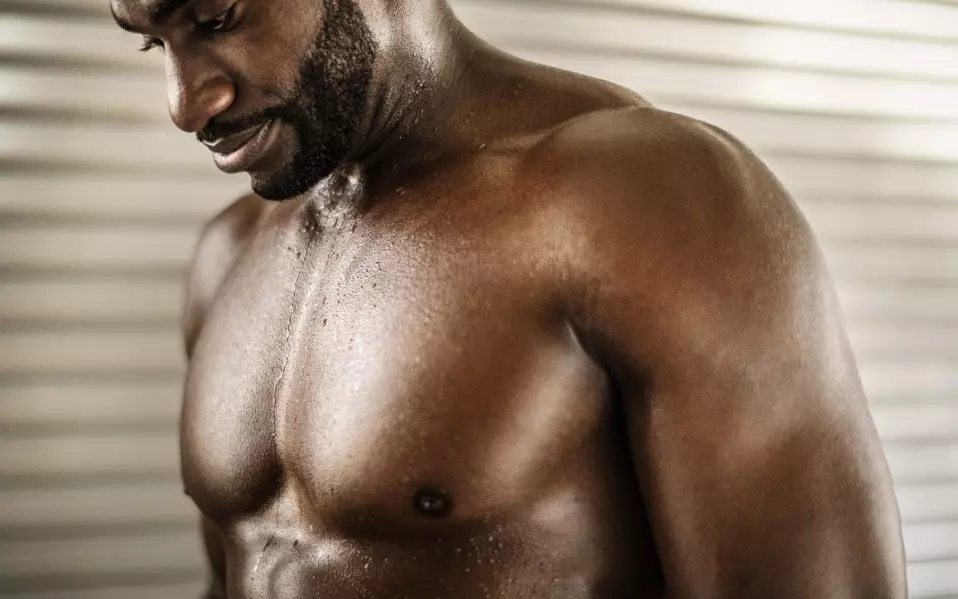 Bărbat negru foarte în formă și atletic
