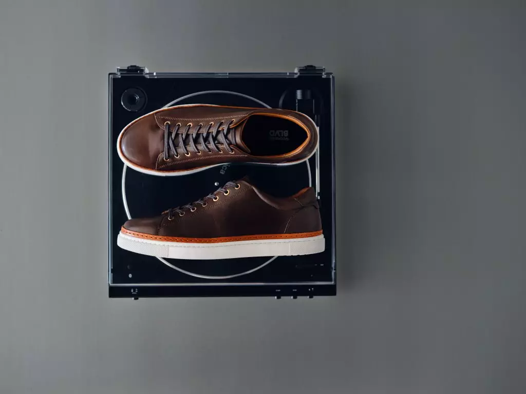 Sneakers low-stop Wolverine warna coklat