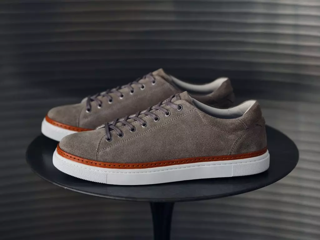 Sneaker Wolverine Blvd Low Top dengan bahan suede abu-abu