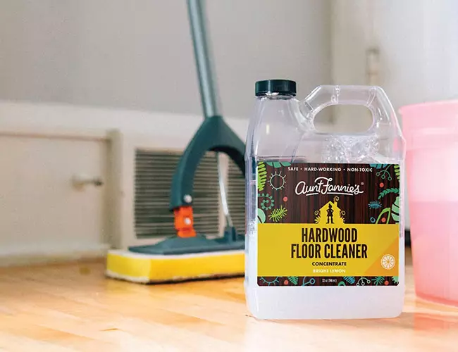 16 produtos de limpeza para tirar as adivinhações da lavagem de pisos de madeira