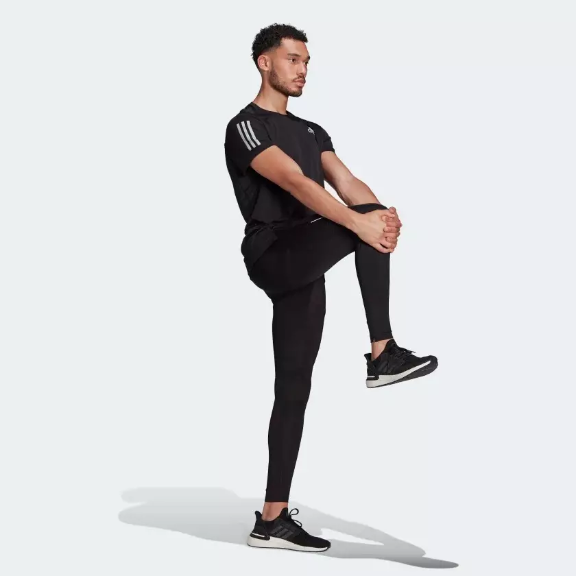 Adidas владеет мужскими компрессионными штанами Run.