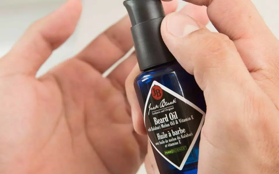 Maður úðar Jack Black Beard Oil