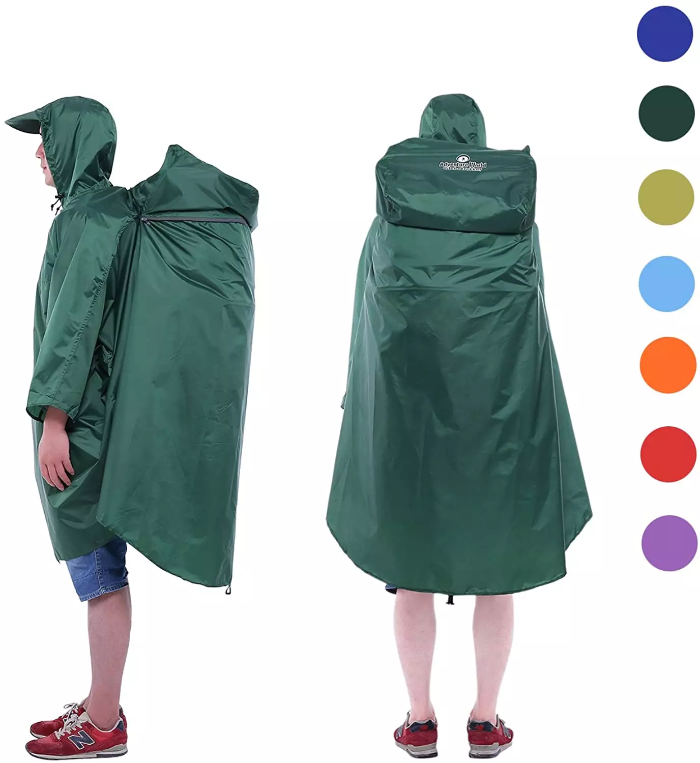 Person bærer Adventure World Globotrekker Lettvekts ryggsekk Poncho i grønt; beste ryggsekk regntrekk