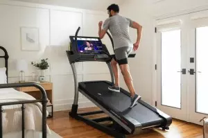 I-Treadmill ye-NordicTrack Commercial X32i, i-treadmill ehamba phambili