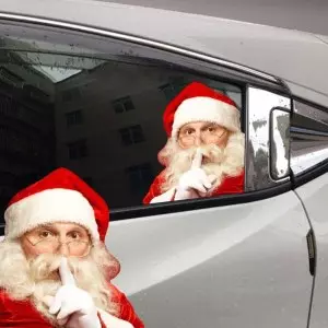 ukkuer santa na xanela do coche