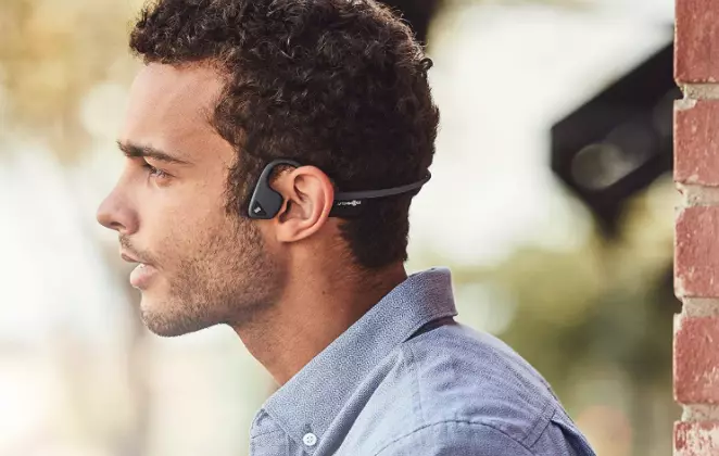 lalaki nga nagsul-ob og bone conduction headphones