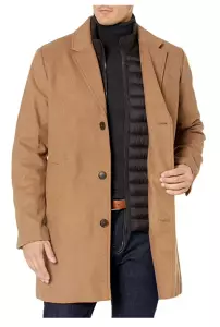 Hombre vestido con un abrigo de lana marrón