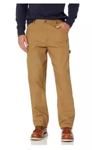 Home amb pantalons de fuster marrons