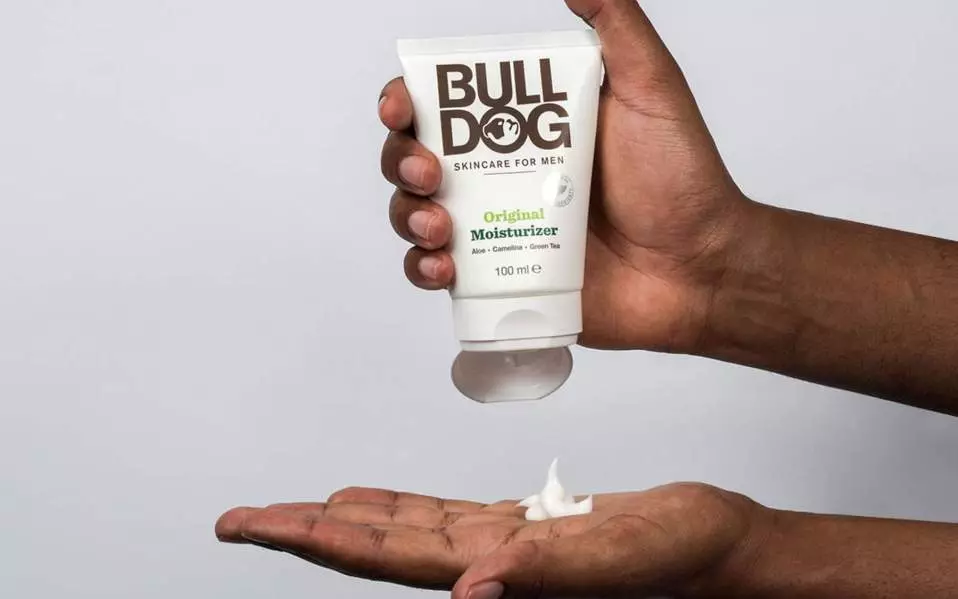 Muž stříká Bulldog Original Moisturizer do