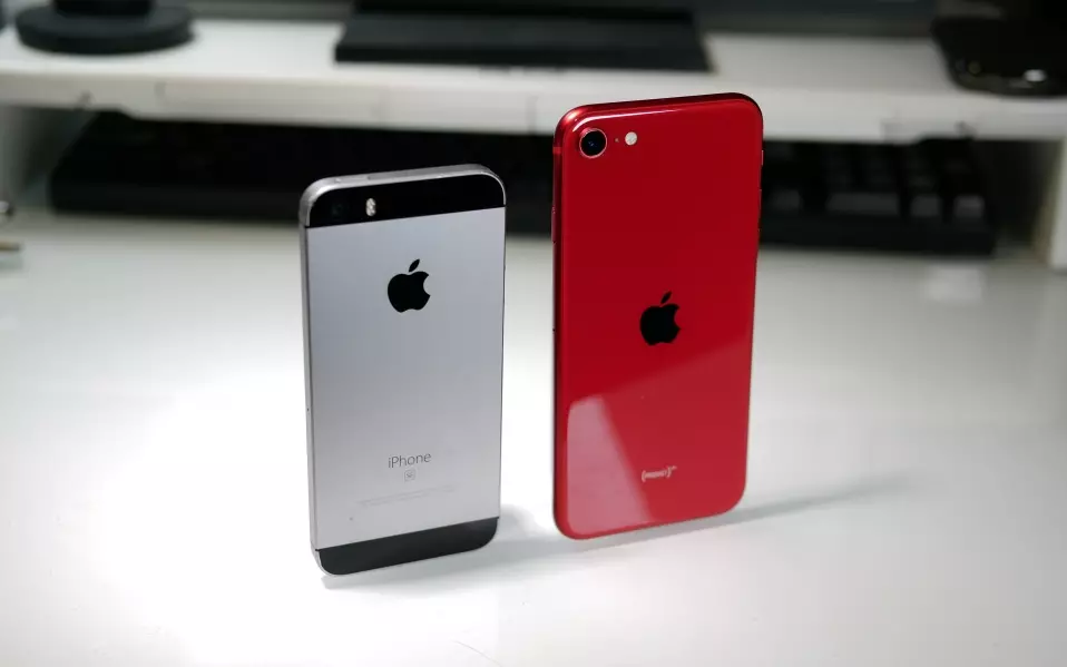 Apple iPhone SE ტელეფონები მაგიდაზე.