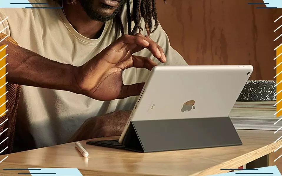 Apple ipad 9 kullanan siyah adam