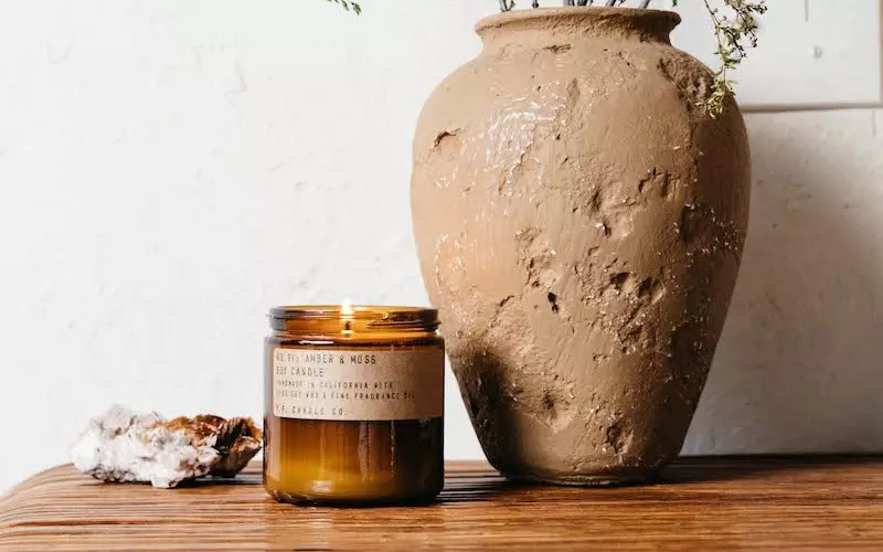 P.F. Ụlọ ọrụ Candle Co. Amber & Moss