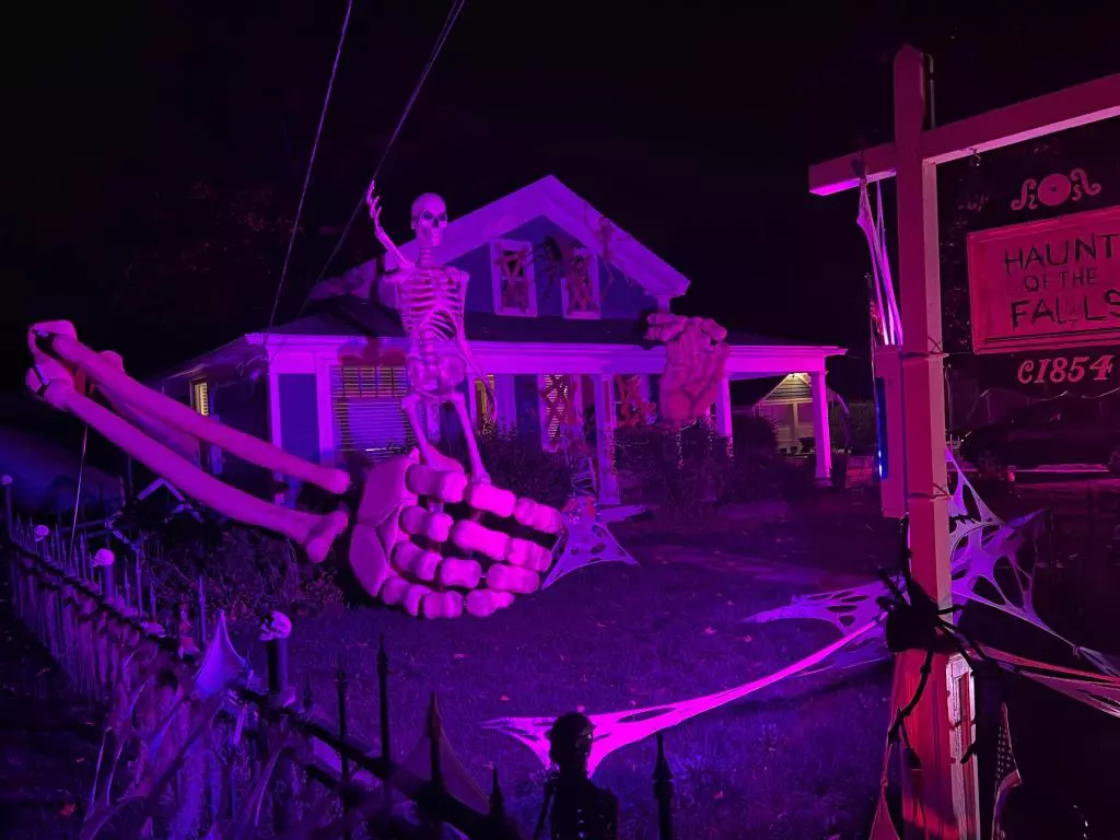 diy skeleton haunted house