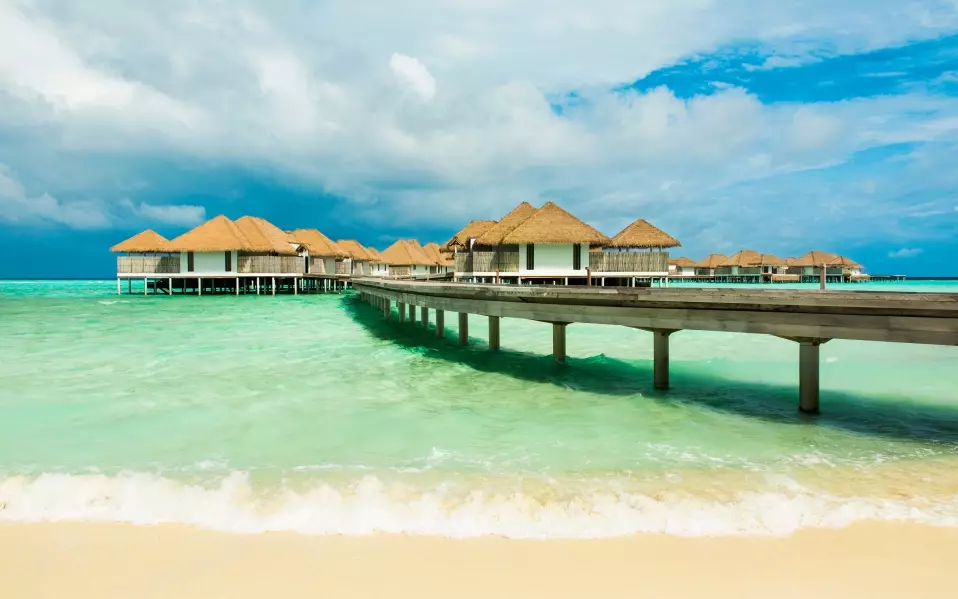 Maldivu pludmales un dēļu celiņu darbs no plkst