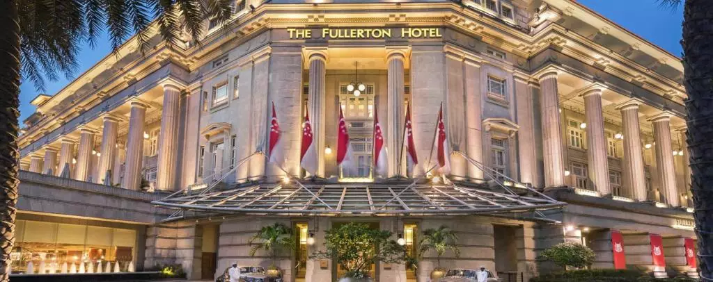 Fullerton Hotels priekšējā ieeja, darbs paradīzē
