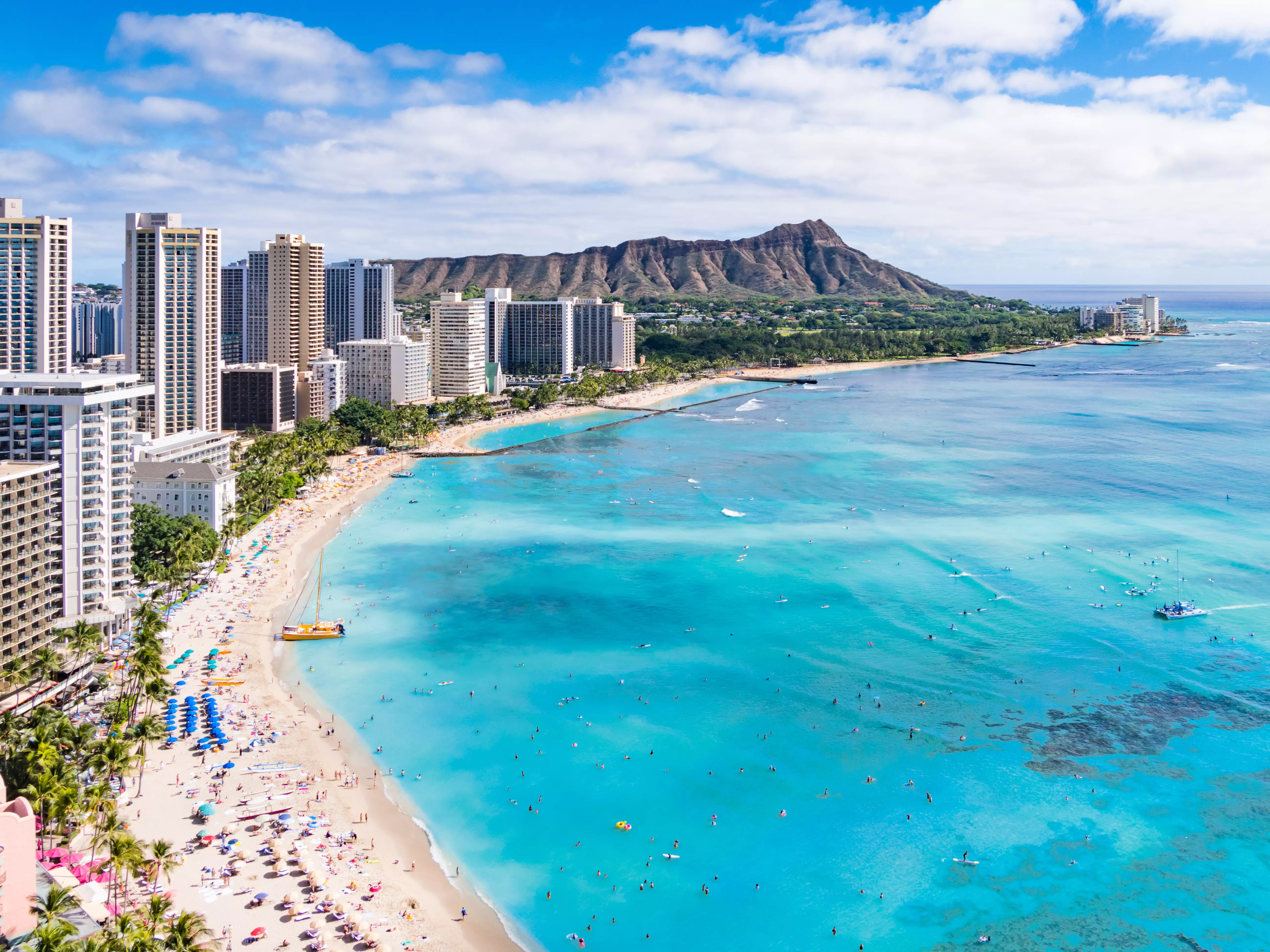 Waikiki pludmale un Diamond Head krāteris, tostarp viesnīcas un ēkas Waikiki, Honolulu, Oahu salā, Havaju salās. Waikiki pludmalē Honolulu centrā ir vislielākais apmeklētāju skaits Havaju salās