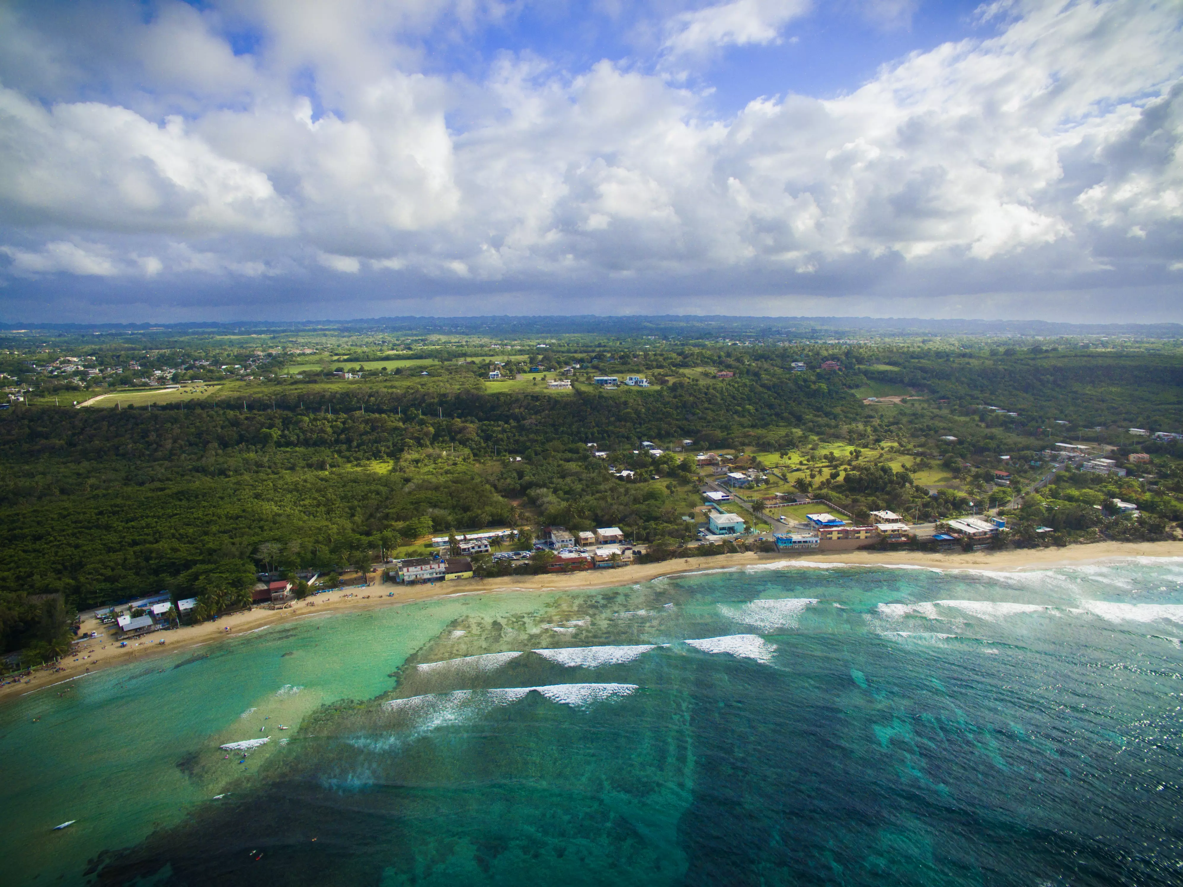 Luftfoto av stranden i Isabela Puerto Rico.