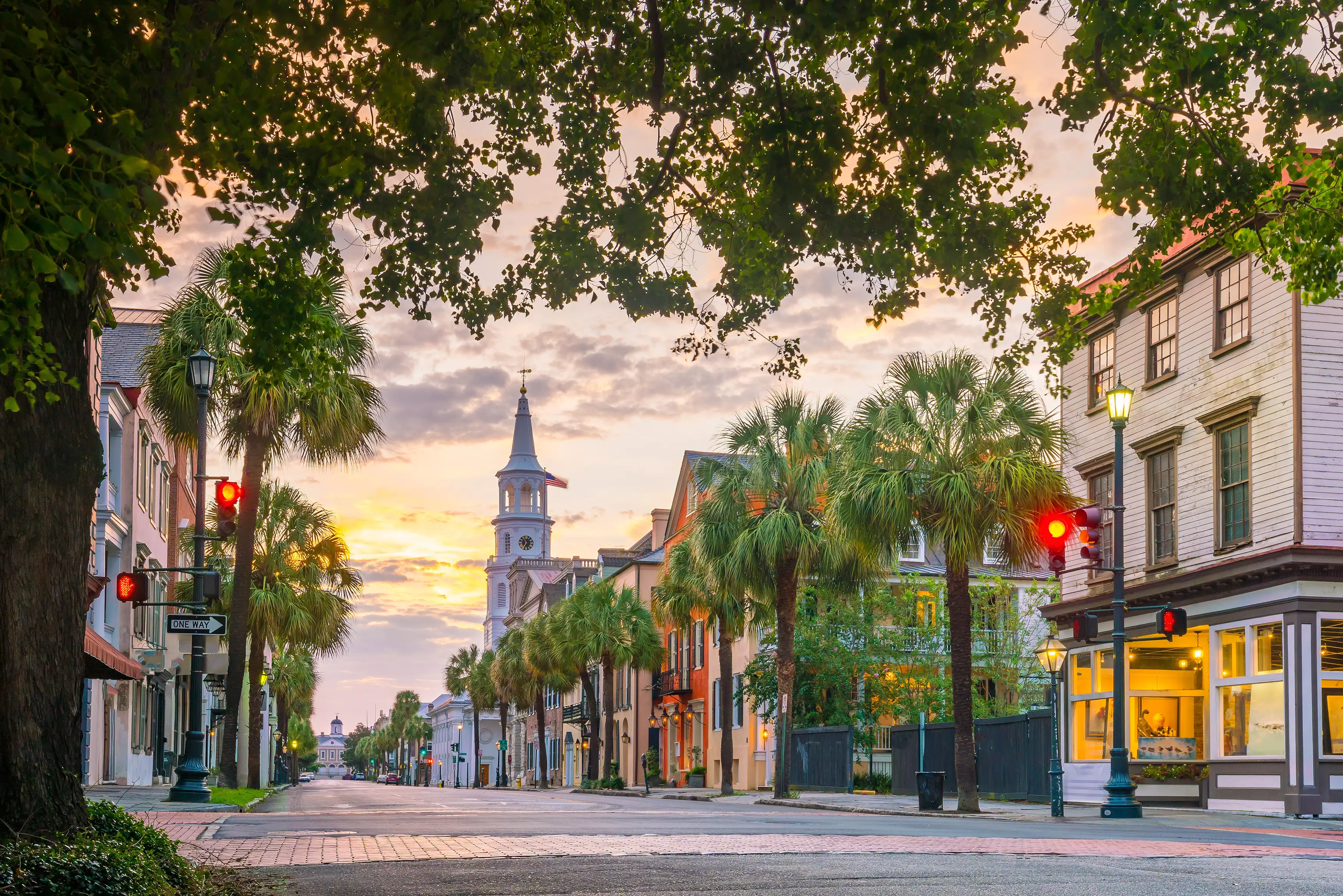 Историско централно градско подрачје на Чарлстон, Јужна Каролина, САД во самрак.