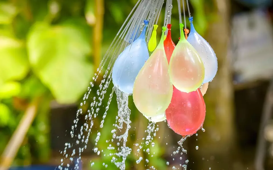 vodeni baloni u dvorištu