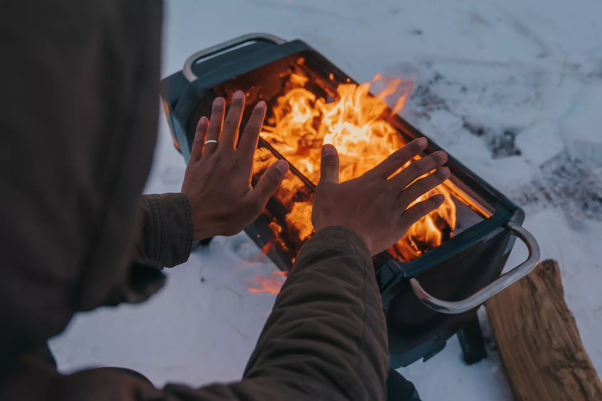 homem aquecendo as mãos com fogo de biolite firepit