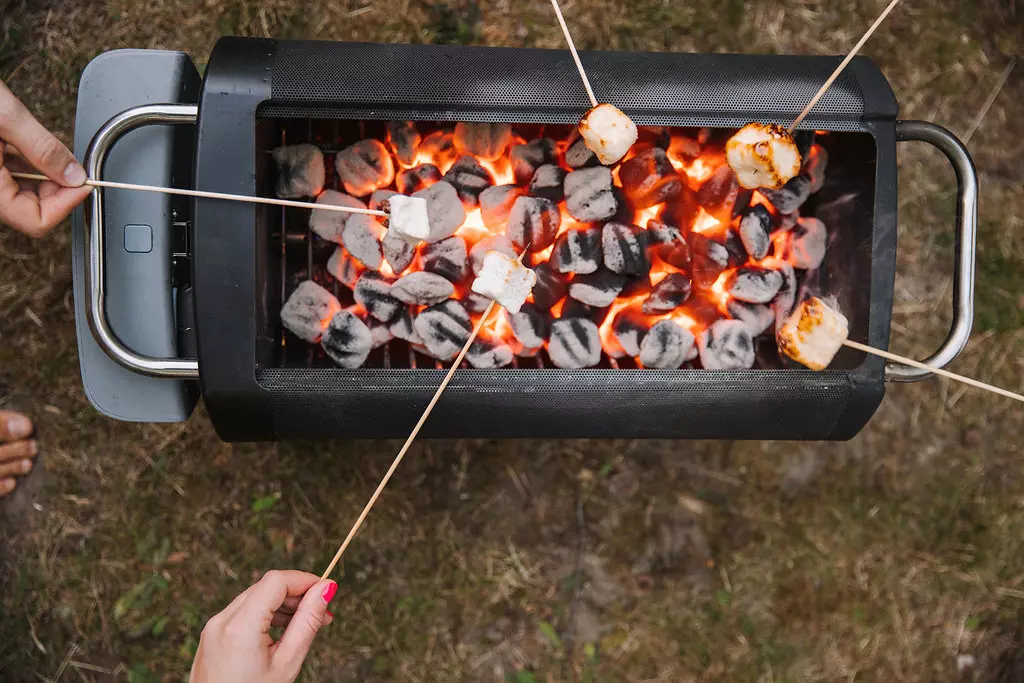 assando marshmallows sobre fogueira biolite