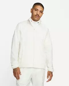Човек облечен во бела тренерка