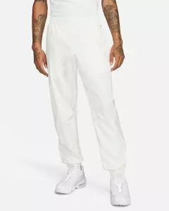 Home con pantalóns de chándal brancos