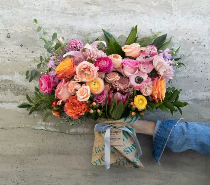 vrouw met Boerenmeisje Bloemen boeket