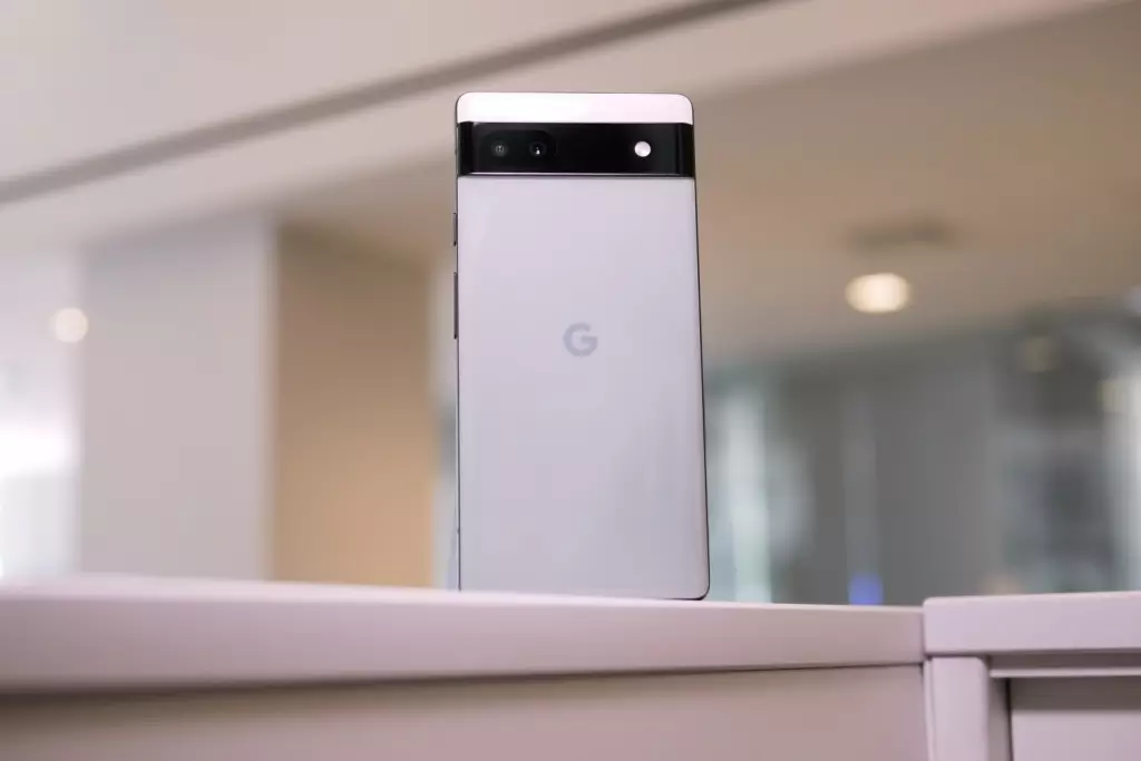 Google's gloednije Pixel 6A-smartphone is in moanne út west en is al te keap