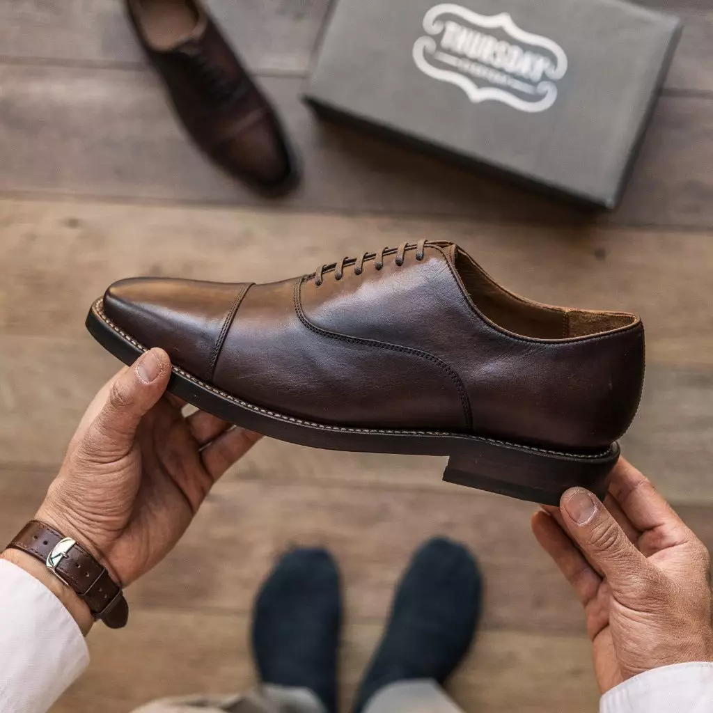 Csütörtök napi csizma cég vezetői ruha cipő