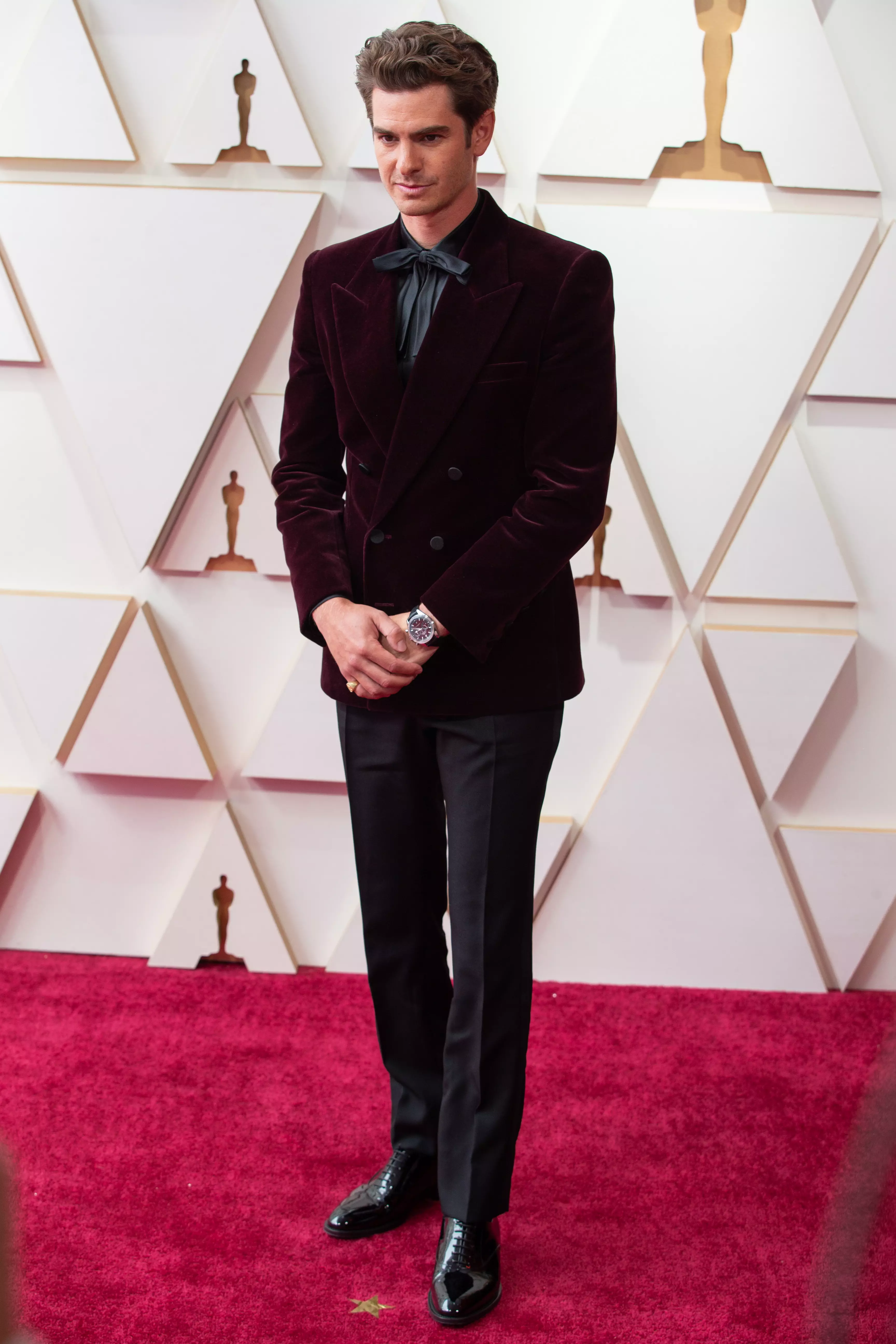 Andrew Garfield na 94th Academy Awards emere na Dolby Theater na Hollywood & Highland Center na Machị 27th, 2022 na Los Angeles, California.