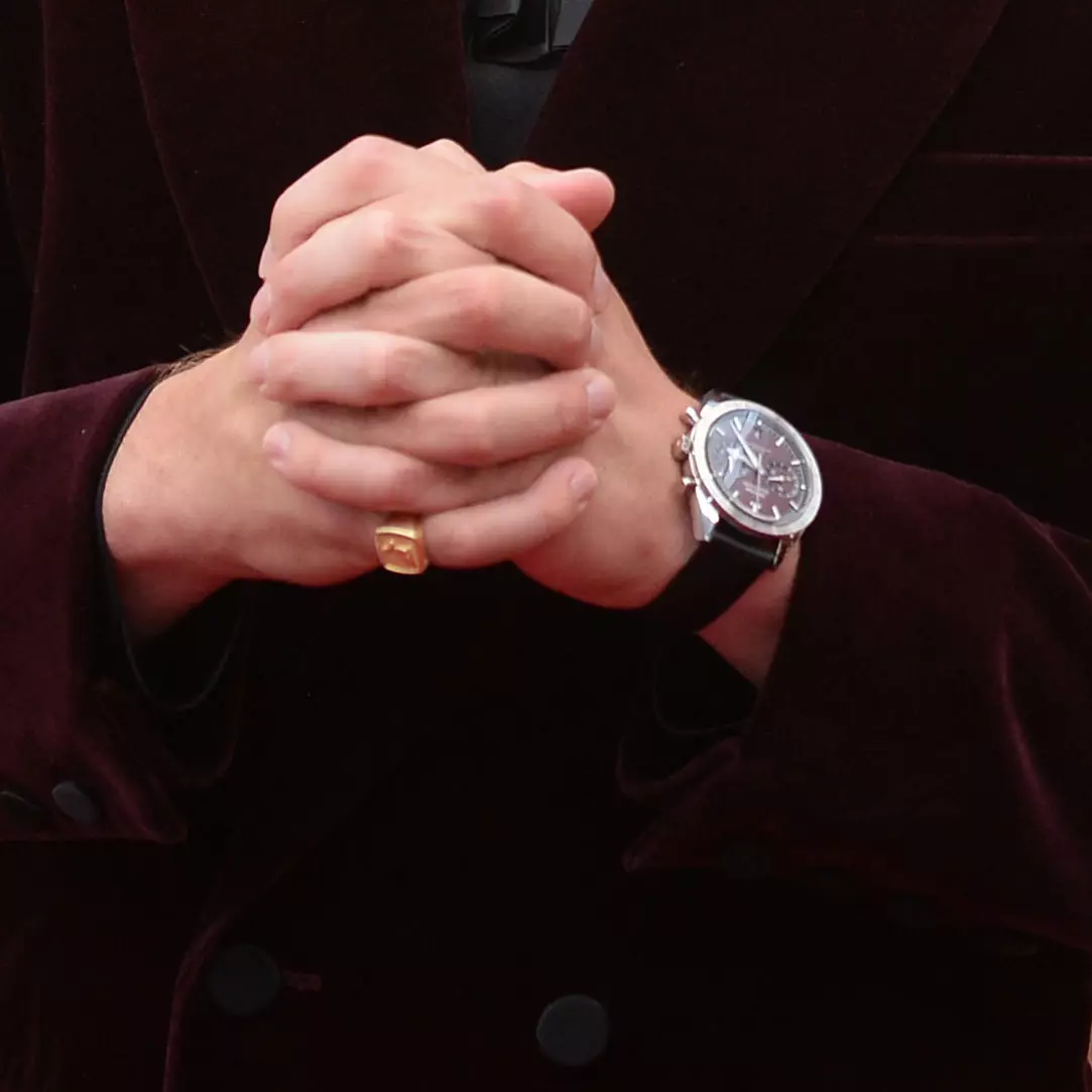 Андрю Гарфийлд, носещ часовник Omega Speedmaster 57 на Оскарите