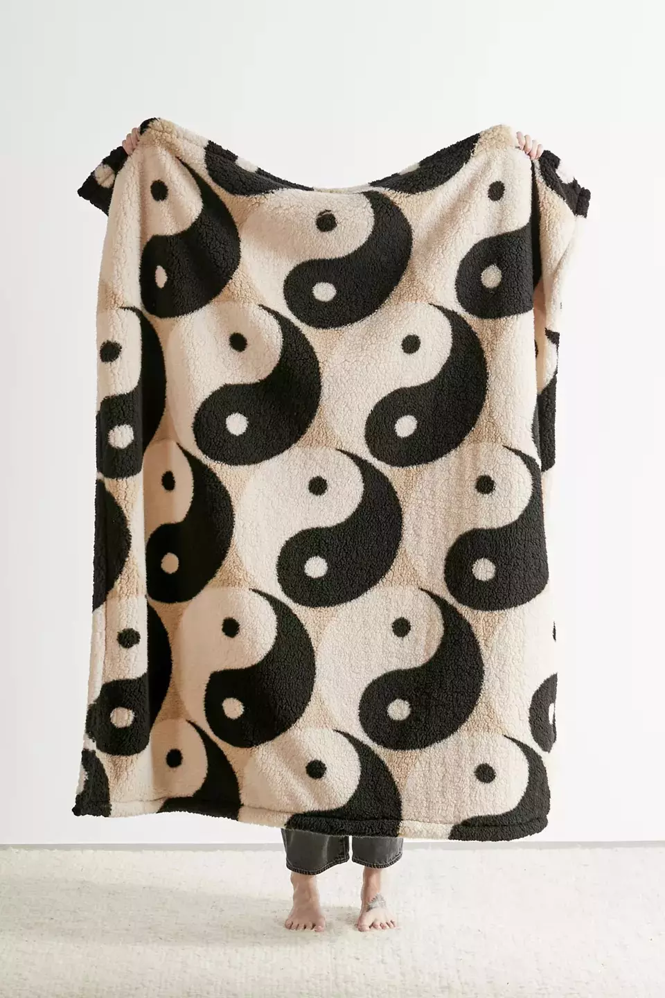 Olivia Yin Yang Print Amped Fleece Throw საბანი