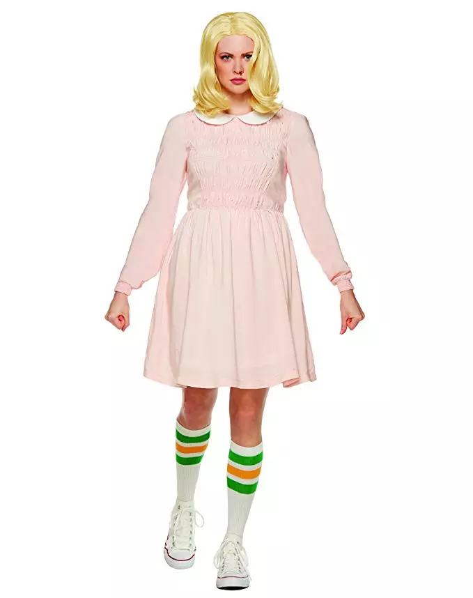 ženska, oblečena v roza obleko in nogavice kot enajst kostum za noč čarovnic na belem ozadju