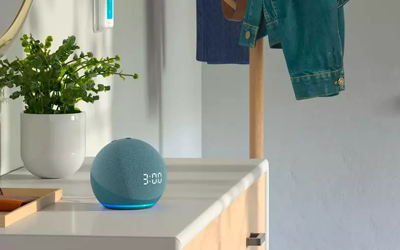 Amazon Echo Dot (4. generacija) sa satom, najbolji pametni zvučnici