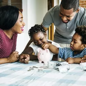 Familie geld besparen op spaarvarken