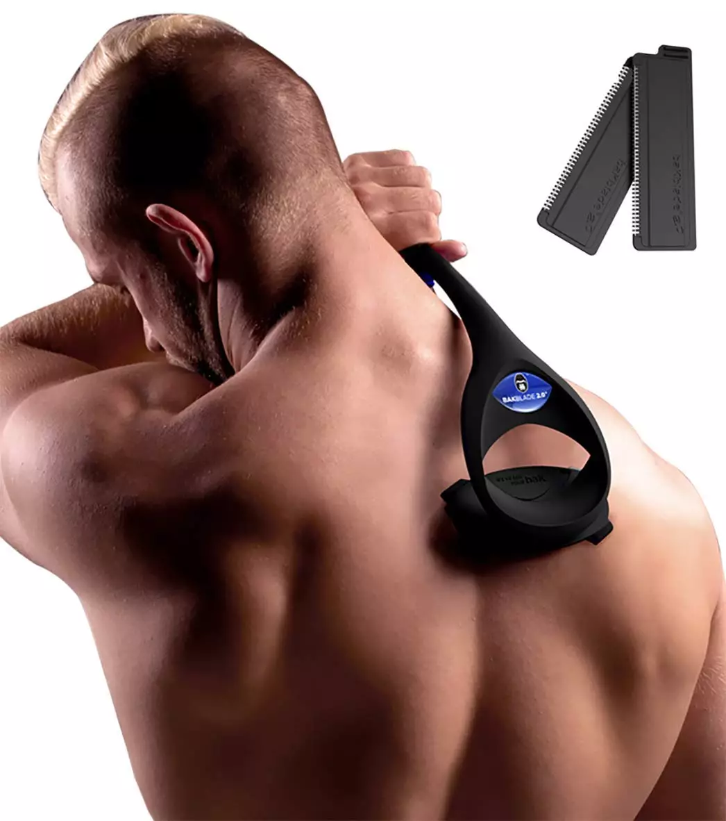 Cilvēks muguras skūšanai izmanto BaKblade 2.0 plus Back Shaver